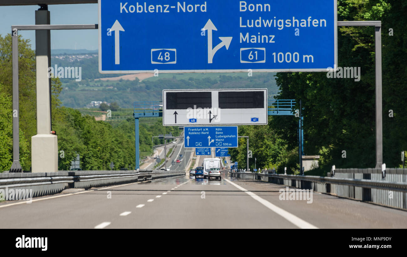 Deutschland, Koblenz Mai 2018. Deutsche Autobahn mit sichtbaren Autos ...