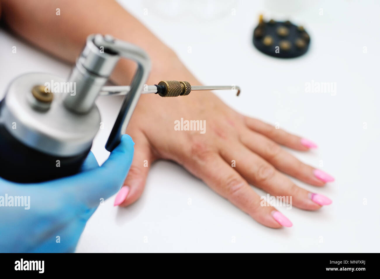 Warzen hand -Fotos und -Bildmaterial in hoher Auflösung – Alamy