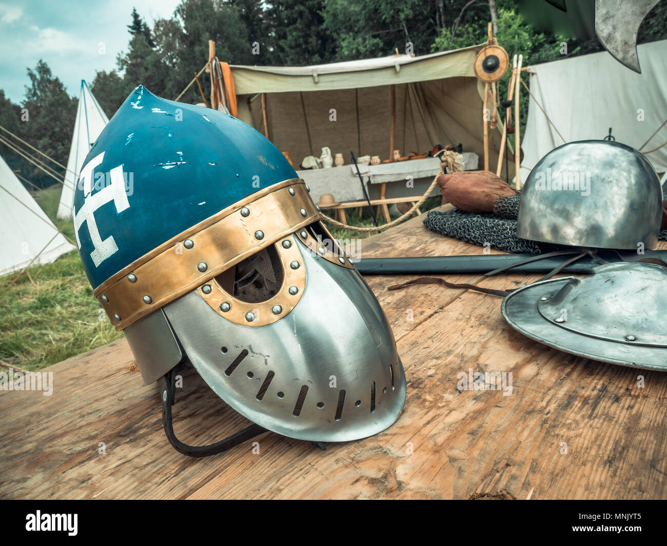 Mittelalterliche Szene. Mittelalterliche Ritter Attribute sind Helm ...