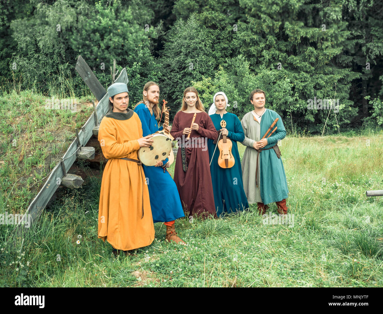 Historische mittelalterliche musik mann spielen -Fotos und ...
