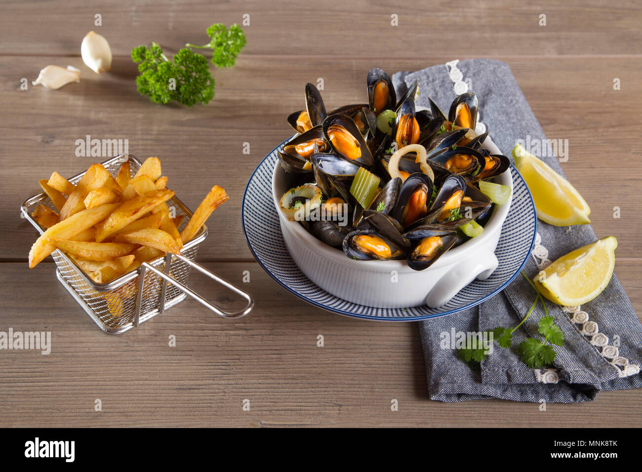 Muscheln mit pommes frites -Fotos und -Bildmaterial in hoher Auflösung ...