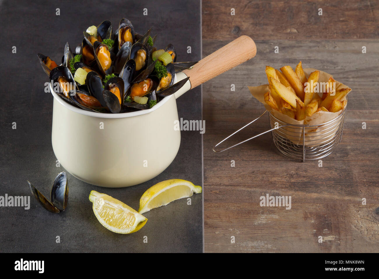 Muscheln mit pommes frites -Fotos und -Bildmaterial in hoher Auflösung ...