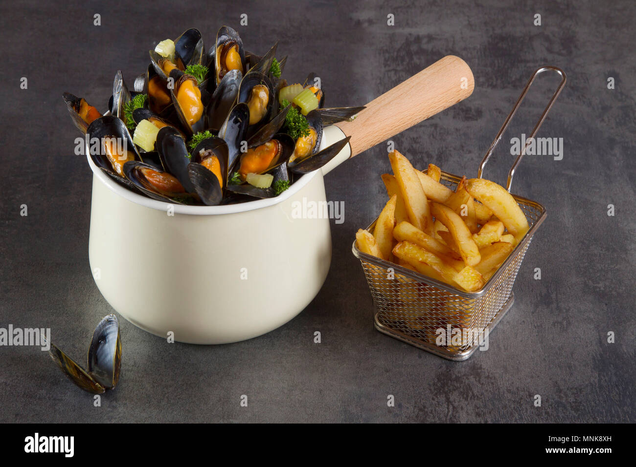 Muscheln mit pommes frites -Fotos und -Bildmaterial in hoher Auflösung ...