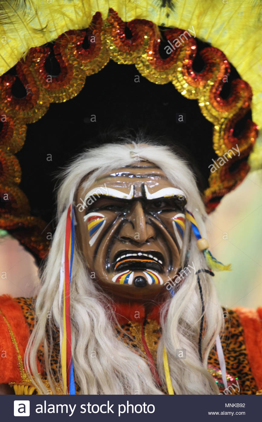 Schamane In Traditioneller Kleidung Stockfotos & Schamane In ...