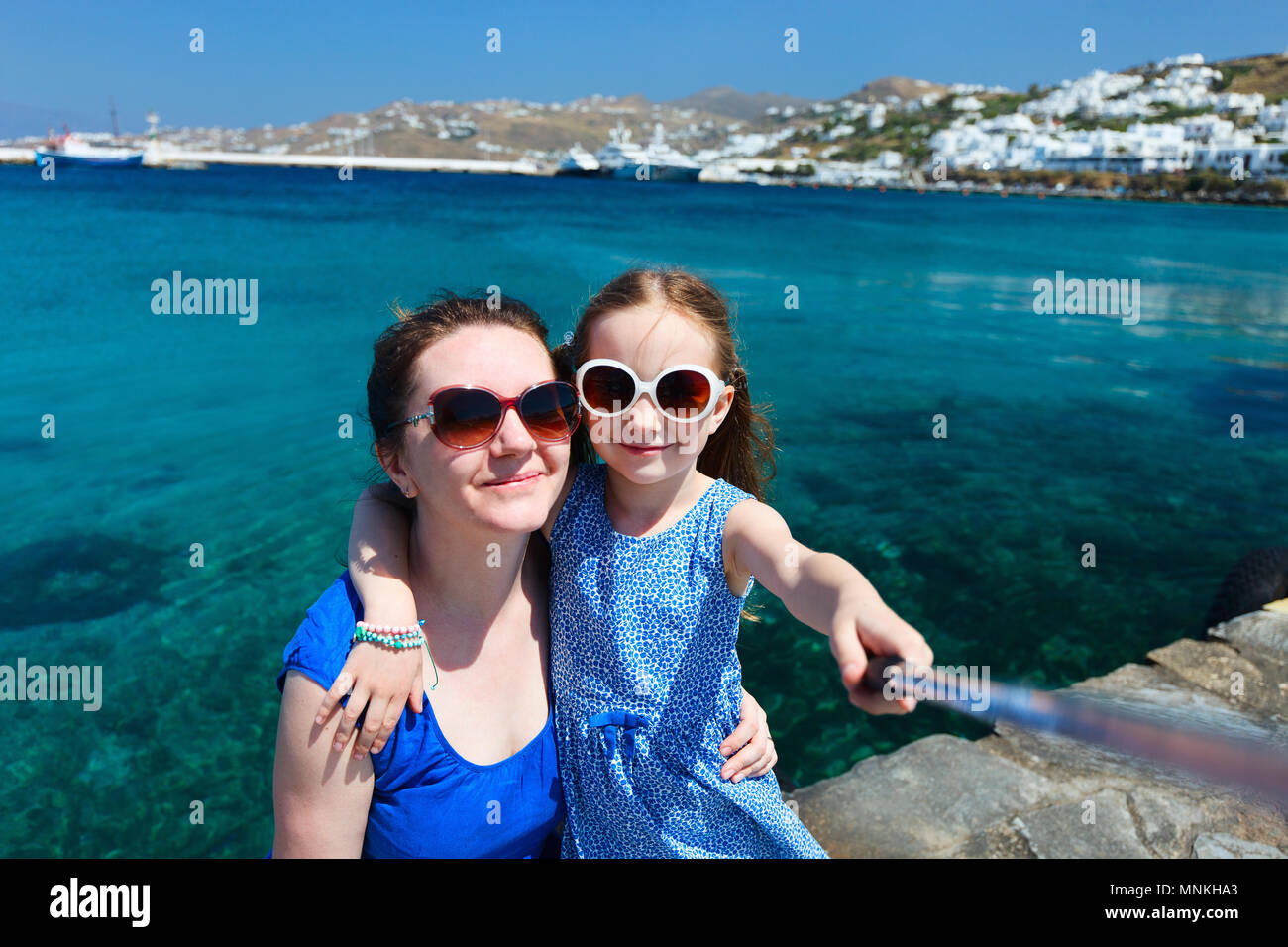 Glückliche Familie Mutter und ihre süßen kleinen Tochter auf den Urlaub ...