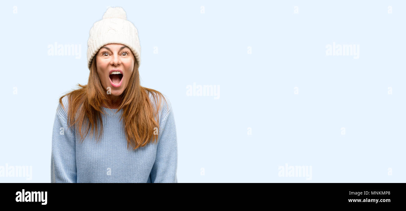 Frau mittleren Alters tragen wolle Winter cap stressig, in Panik, Angst ...