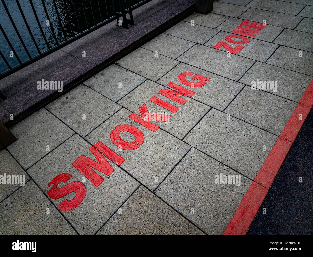 Ausgewiesene raucherzone -Fotos und -Bildmaterial in hoher Auflösung ...