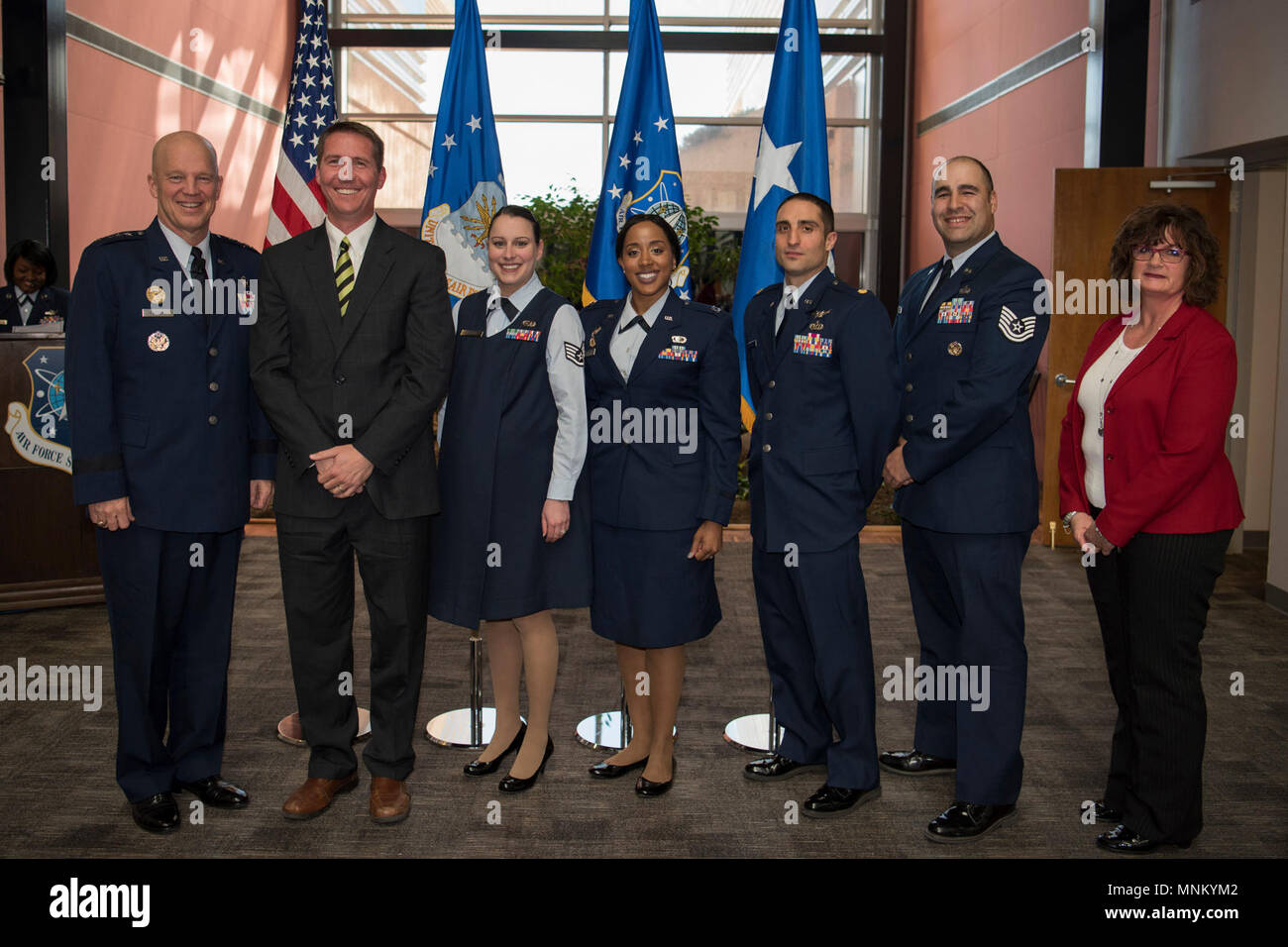 Us Air Force General Jay Raymond (links), Kommandeur der Air Force ...