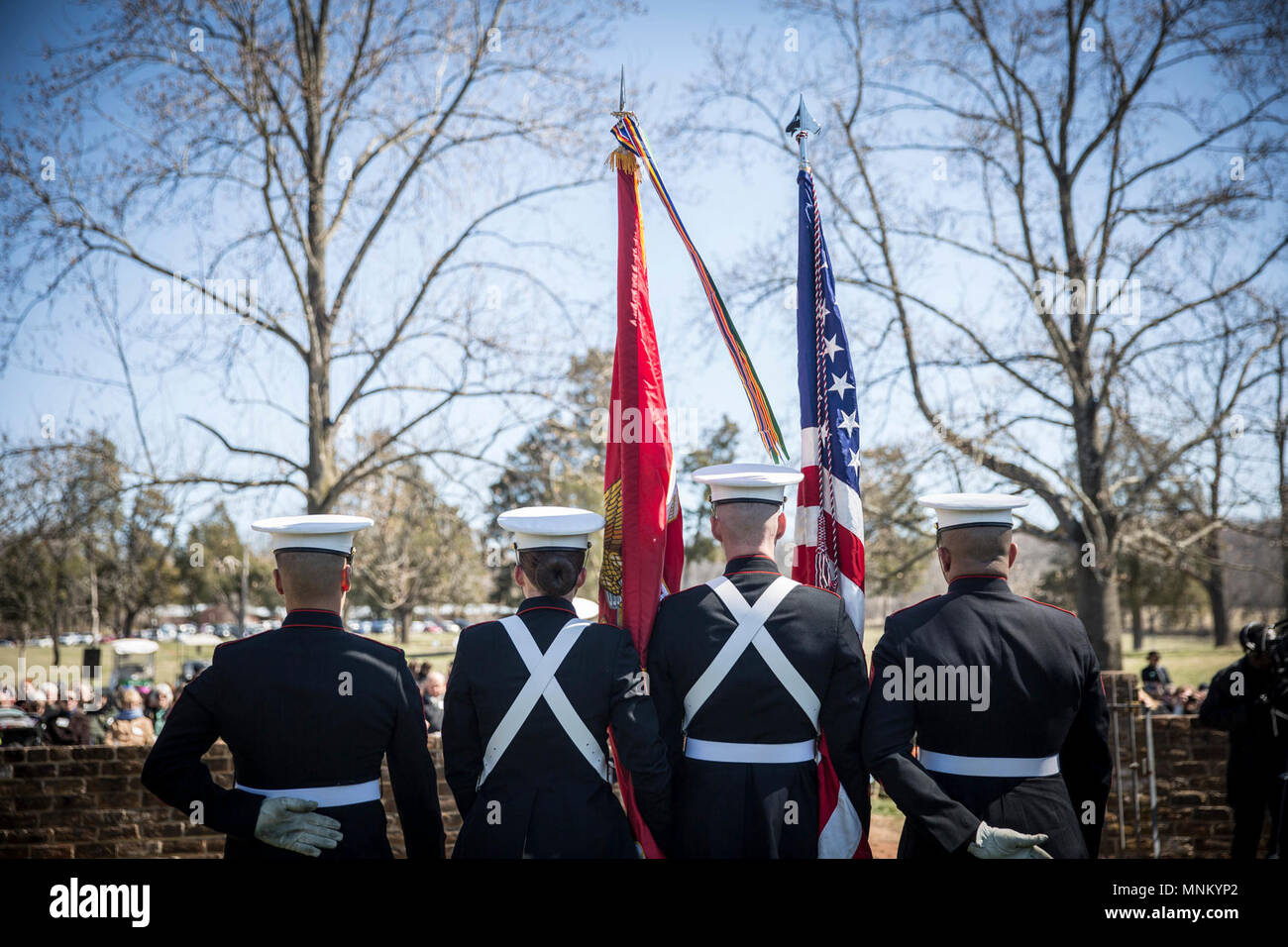 Die Marine Corps Base Quantico Ehrengarde steht bei Parade Rest während ...