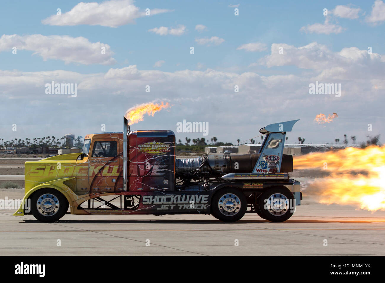Chris Darnell, Pilot der Shockwave Jet Truck, Flammen auf der Marine ...