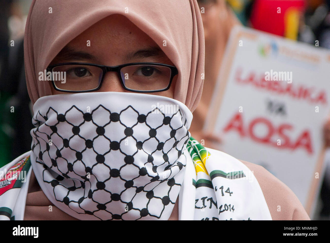 Kuala Lumpur, Malaysia. 18 Mai, 2018. Eine Dame gesehen sammeln ihre ...
