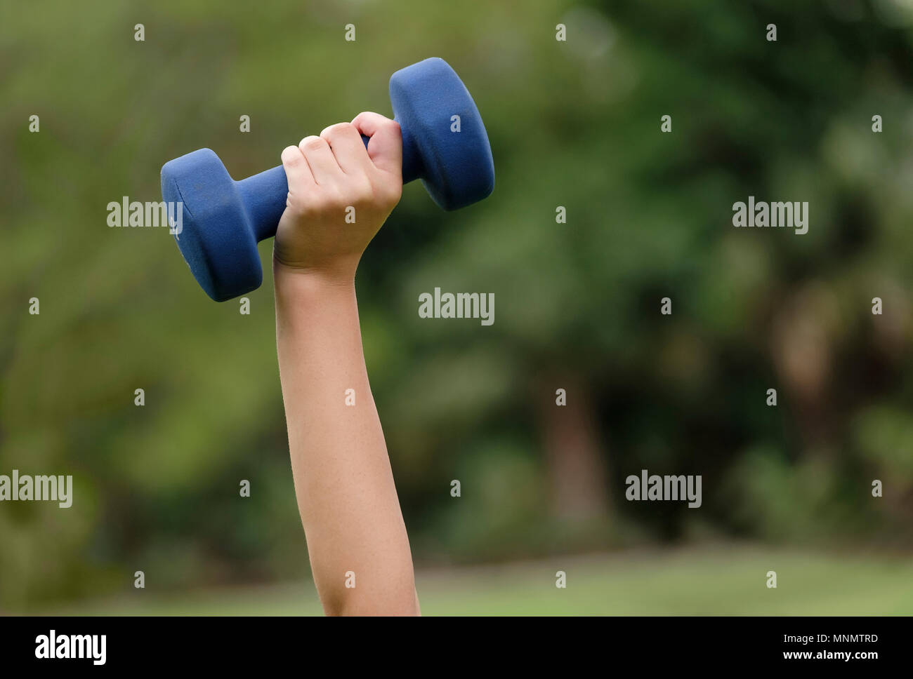 Hand mit hantel -Fotos und -Bildmaterial in hoher Auflösung – Alamy