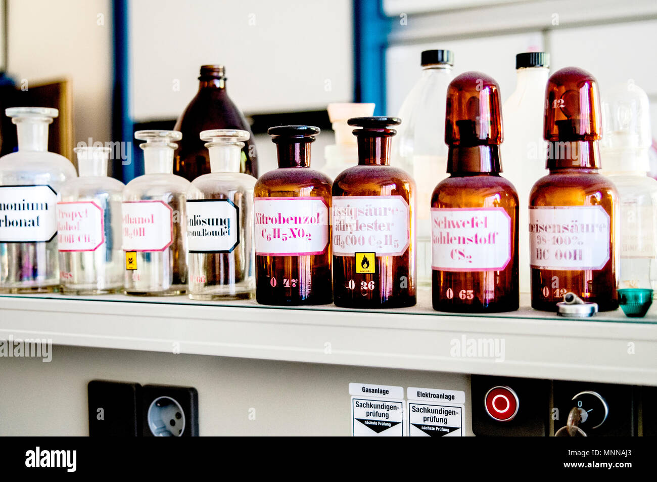 Flaschen mit chemikalien -Fotos und -Bildmaterial in hoher Auflösung ...