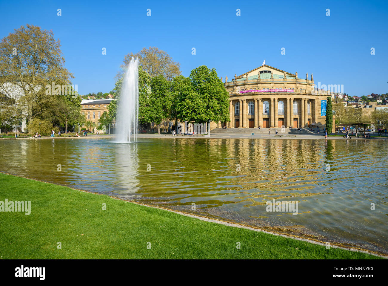 Staatstheater Stuttgart Oper und Brunnen im Eckensee See, Deutschland ...