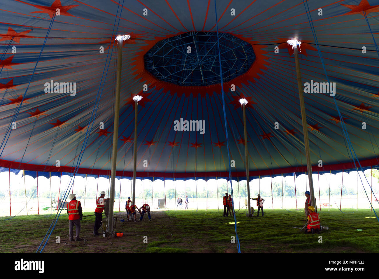 18. Mai 2018, Deutschland, Düsseldorf: Das Dach ist hoch über der ...