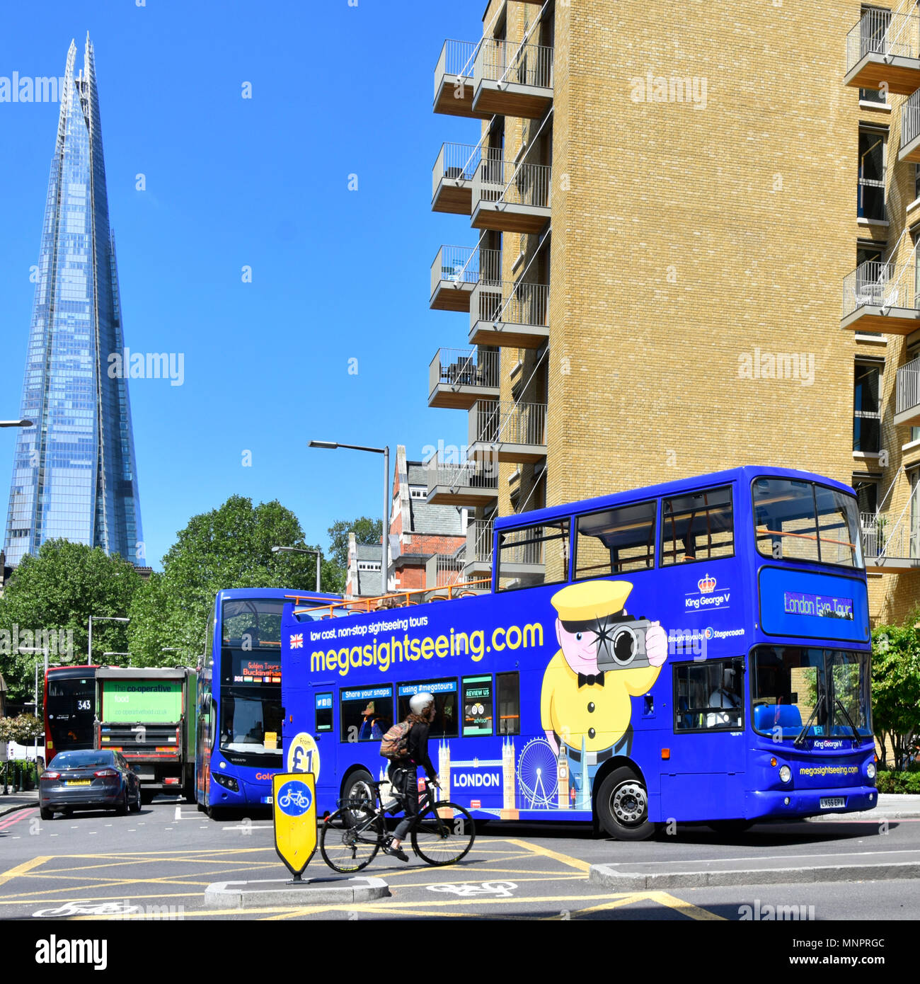Sightseeing offener bus -Fotos und -Bildmaterial in hoher Auflösung – Alamy