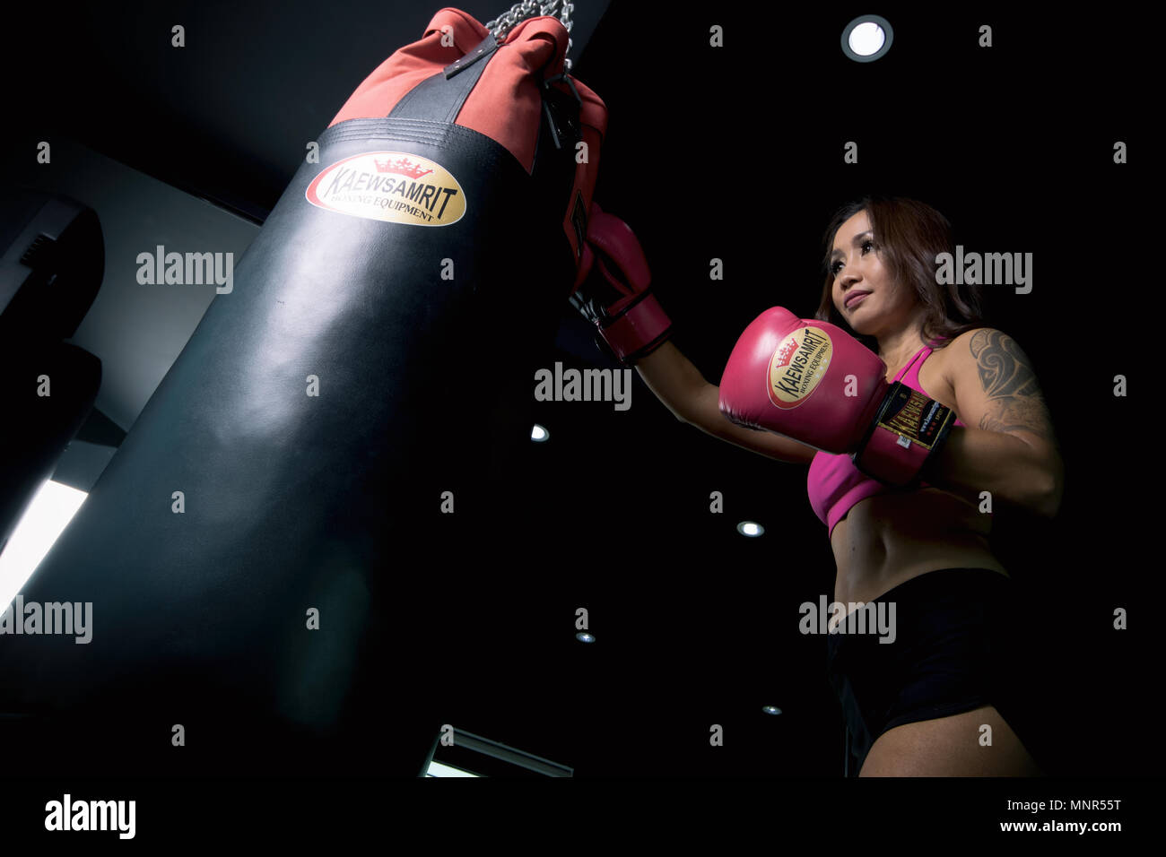 Female boxing knockout punch -Fotos und -Bildmaterial in hoher ...