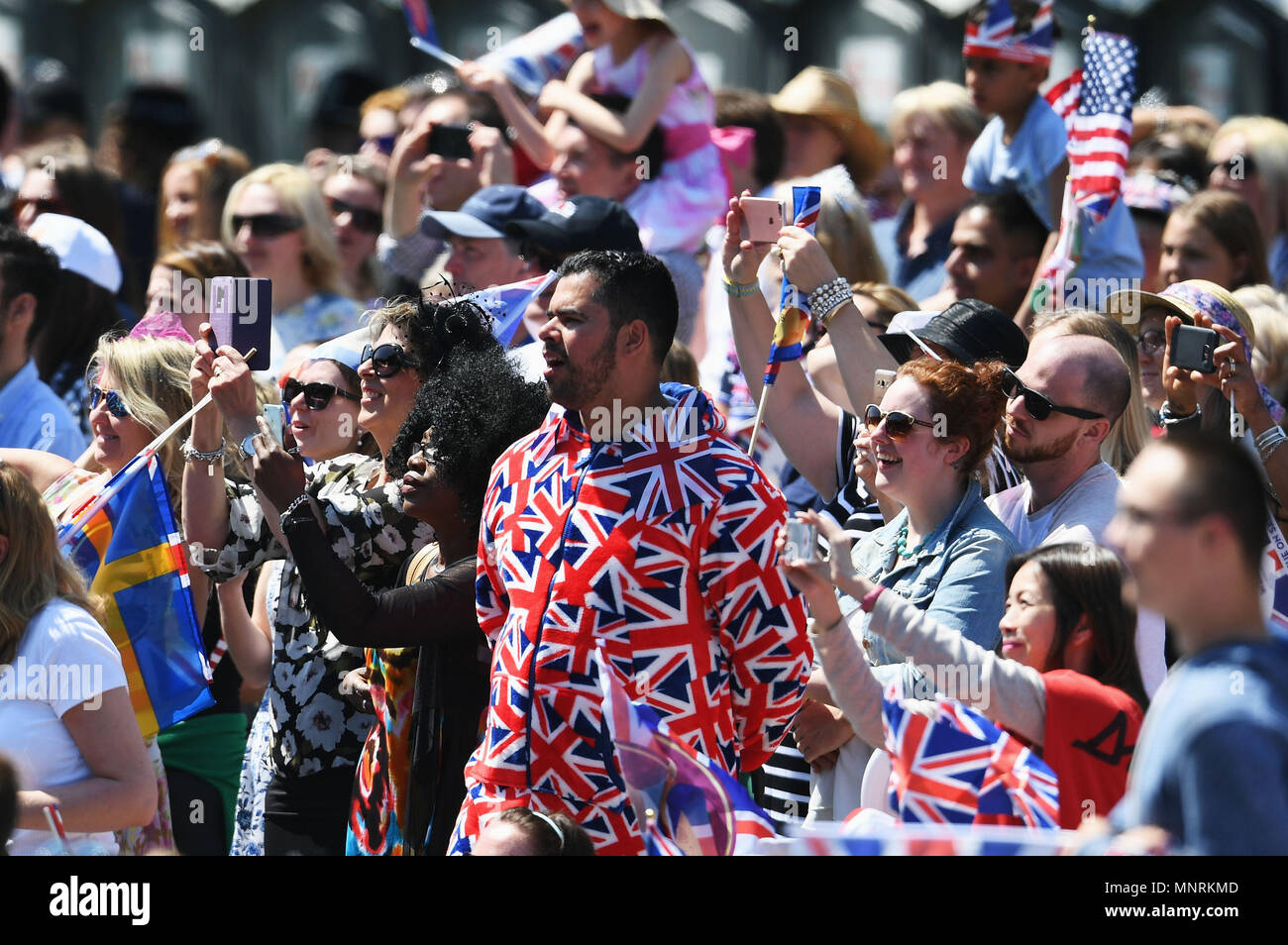 Die Menge zusehen, wie Meghan Markle von ihrer Mutter begleitet, Ms ...