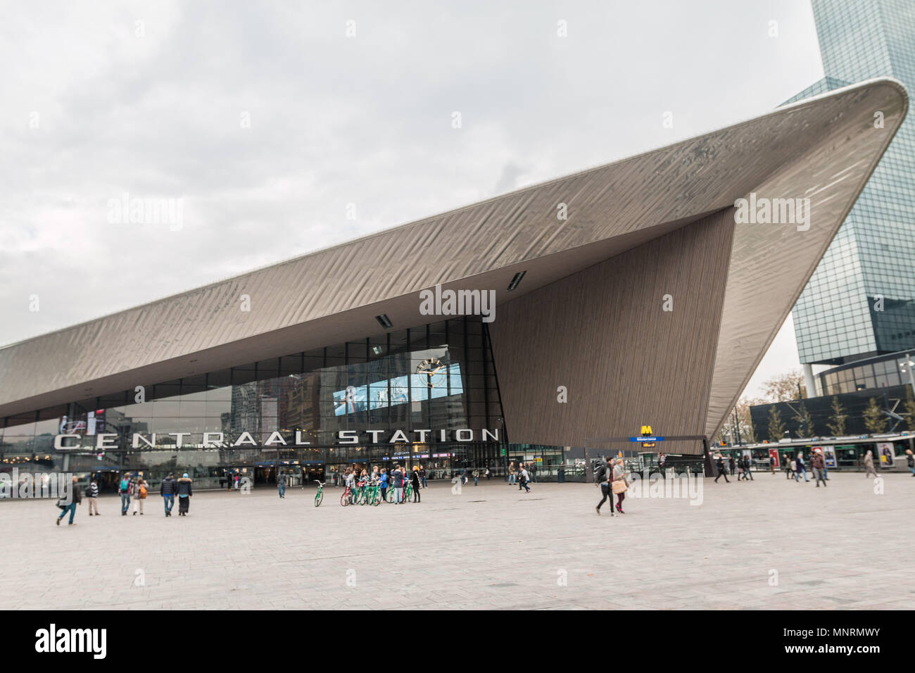 Rotterdam centraal bahnhof -Fotos und -Bildmaterial in hoher Auflösung ...