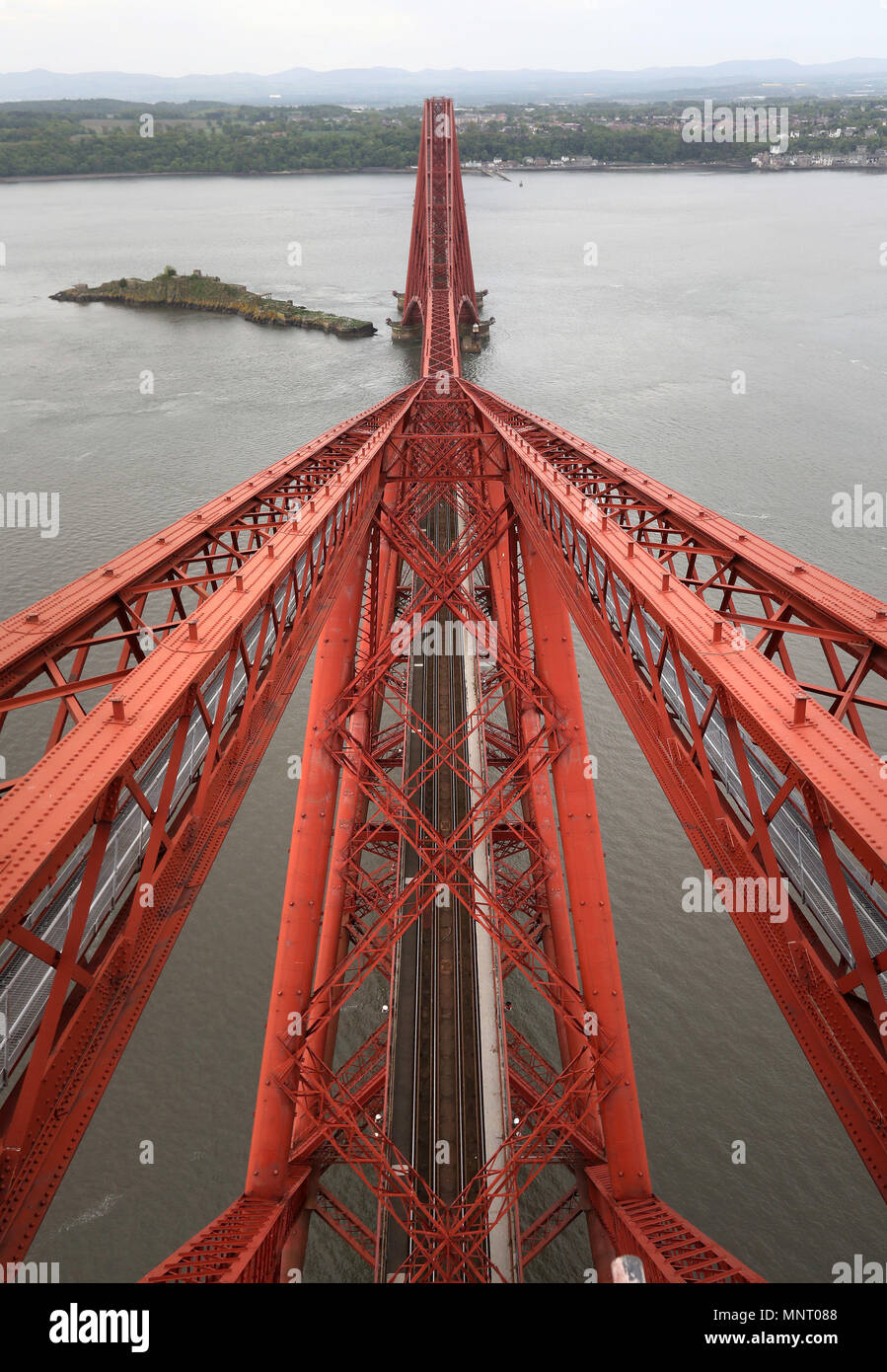 Ein Blick von Oben auf die Forth Rail Bridge Blick nach Süden über die ...