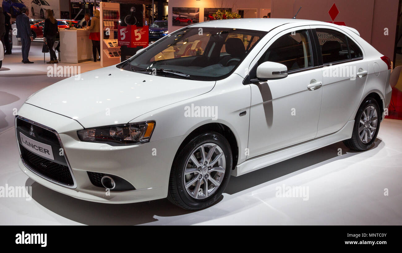 White mitsubishi lancer car -Fotos und -Bildmaterial in hoher Auflösung ...