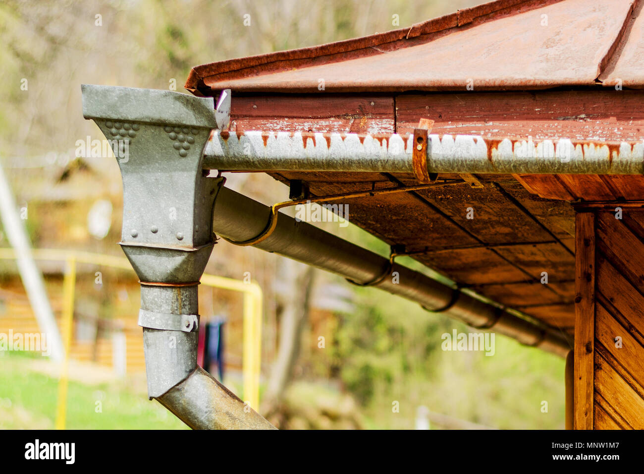 Dachrinnen in altmodischer rustikalen Holzhaus und ein System der ...