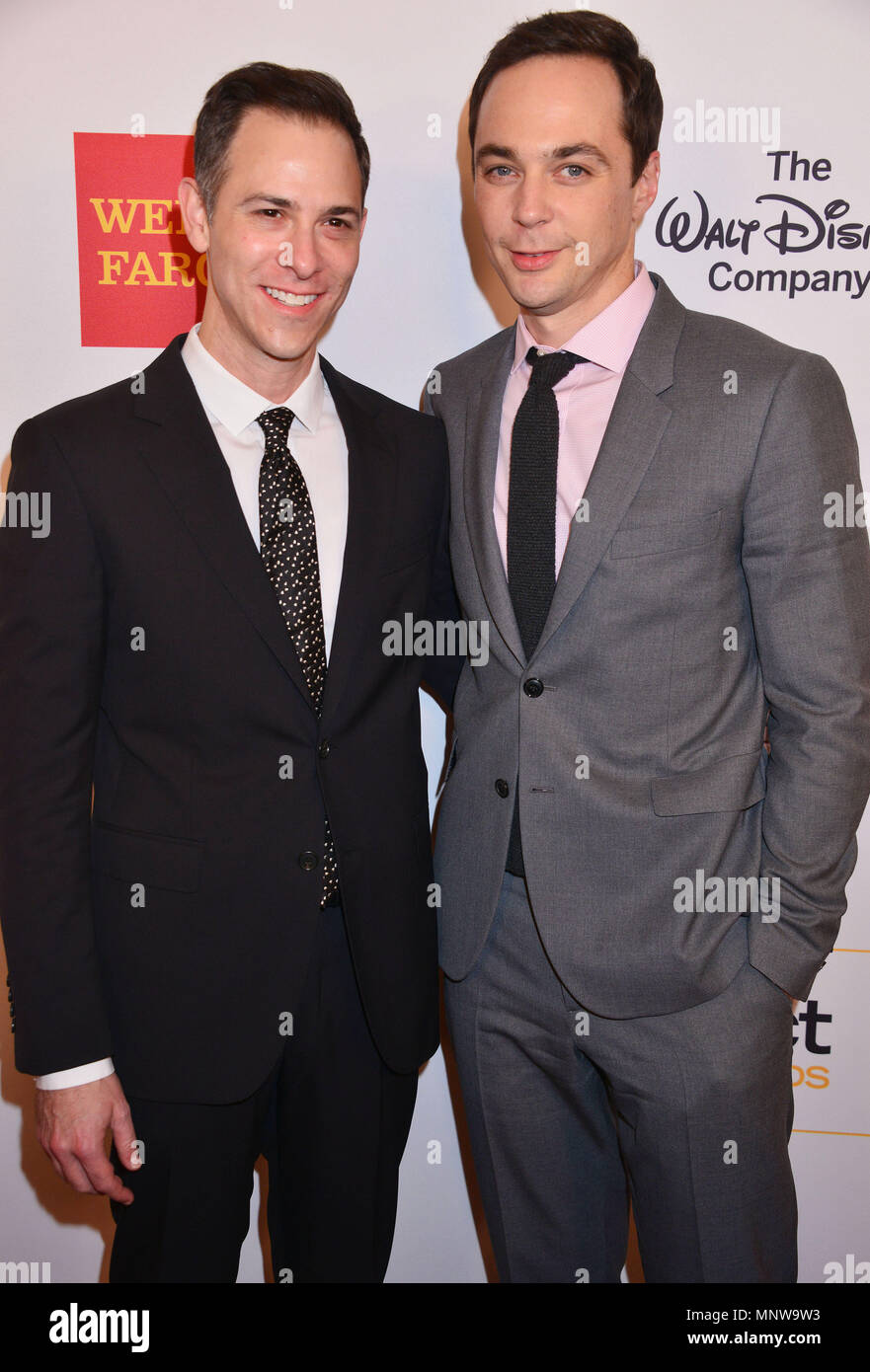 Sohn mit Mama und dadChairs Todd Spiewak (L) und Jim Parsons an der ...