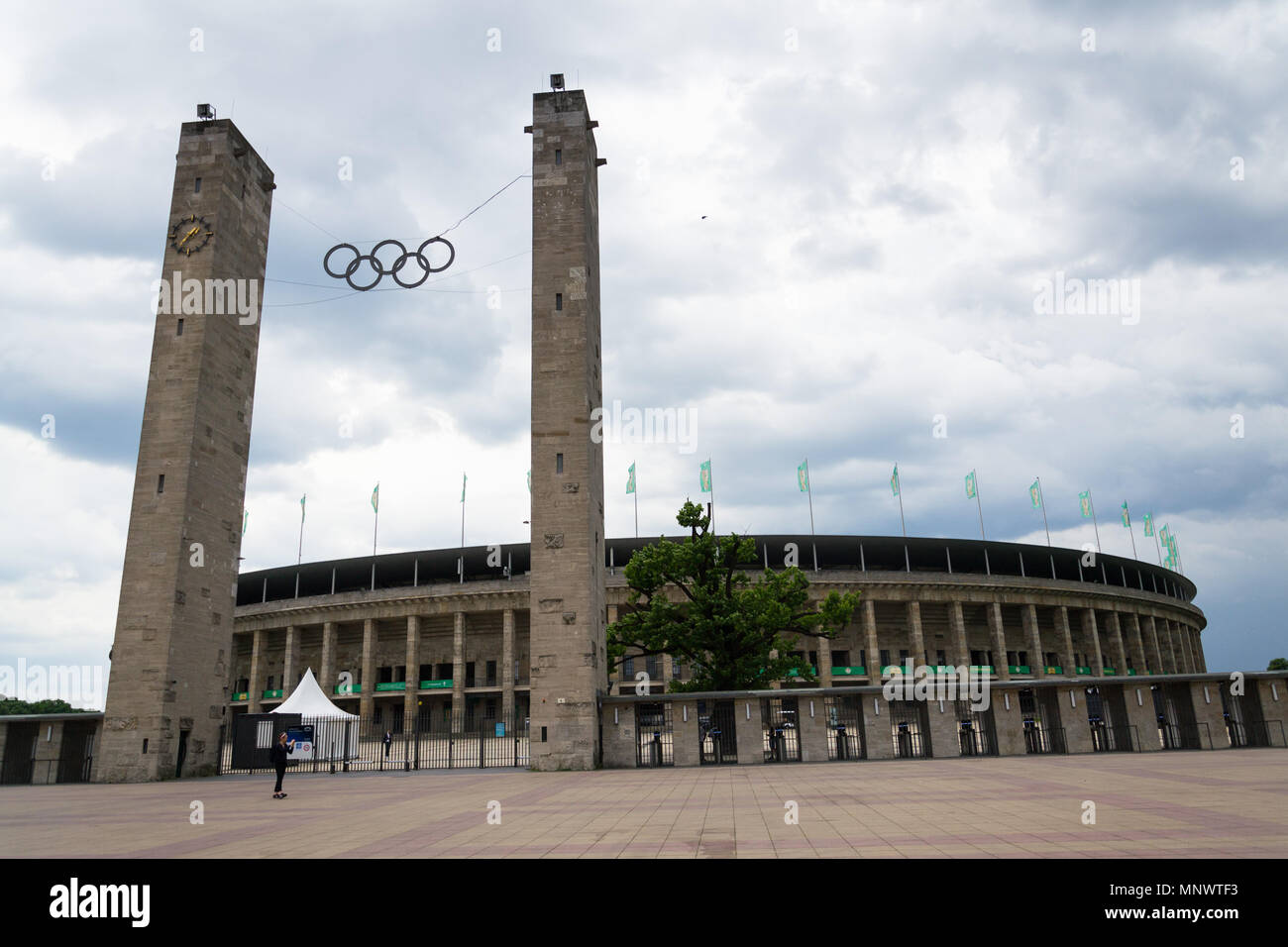 Olympische Ringe Symbol hängt über das Olympiastadion in Berlin ...