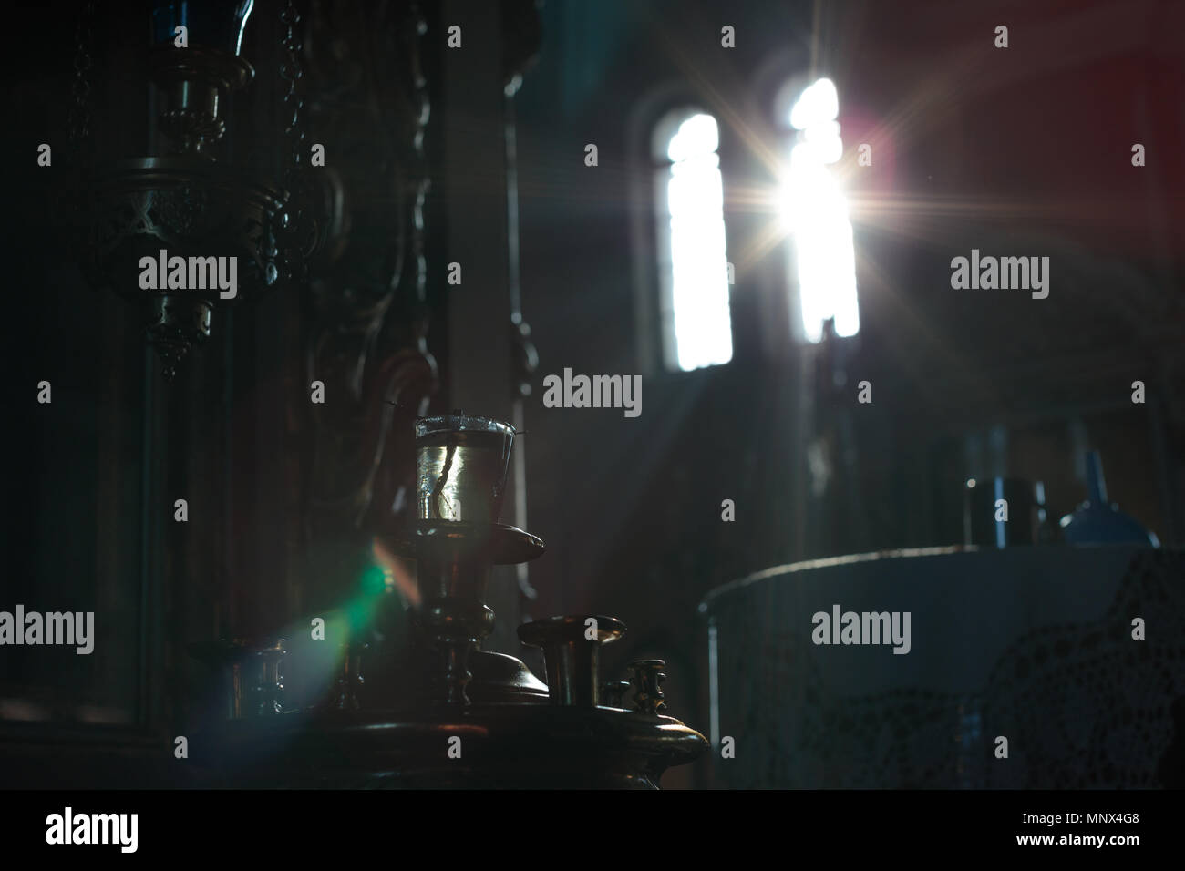 Licht aus den fenstern -Fotos und -Bildmaterial in hoher Auflösung – Alamy