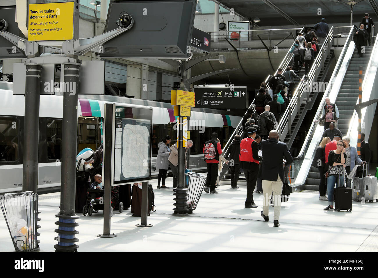 Leute Passagiere der RER-Linie B Bahnsteig wartenden Zug von Charles de ...