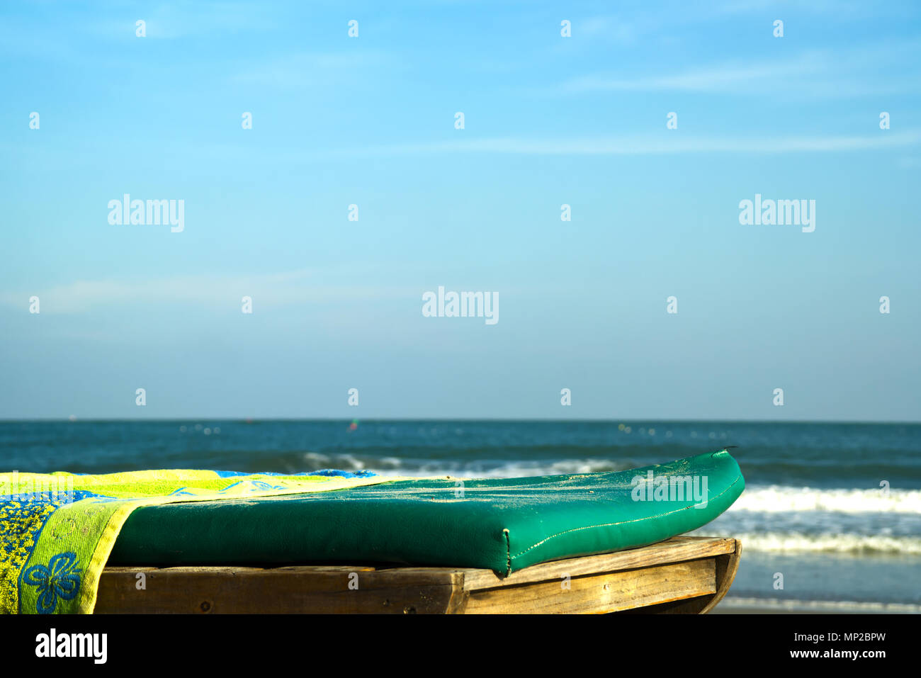 Sonnenliege am strand -Fotos und -Bildmaterial in hoher Auflösung – Alamy