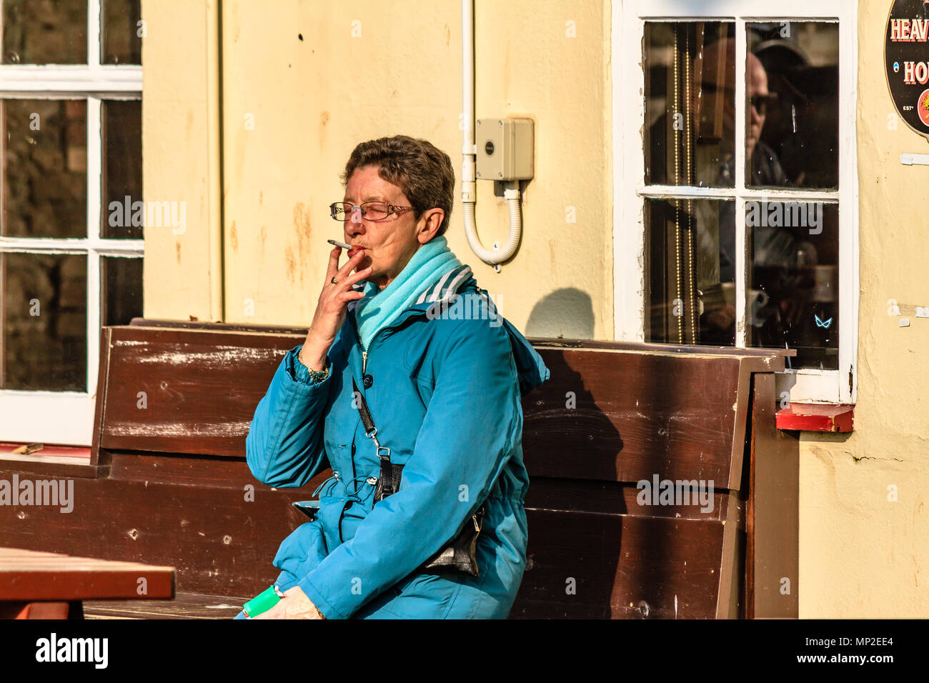 Vor einer kneipe sitzen -Fotos und -Bildmaterial in hoher Auflösung – Alamy