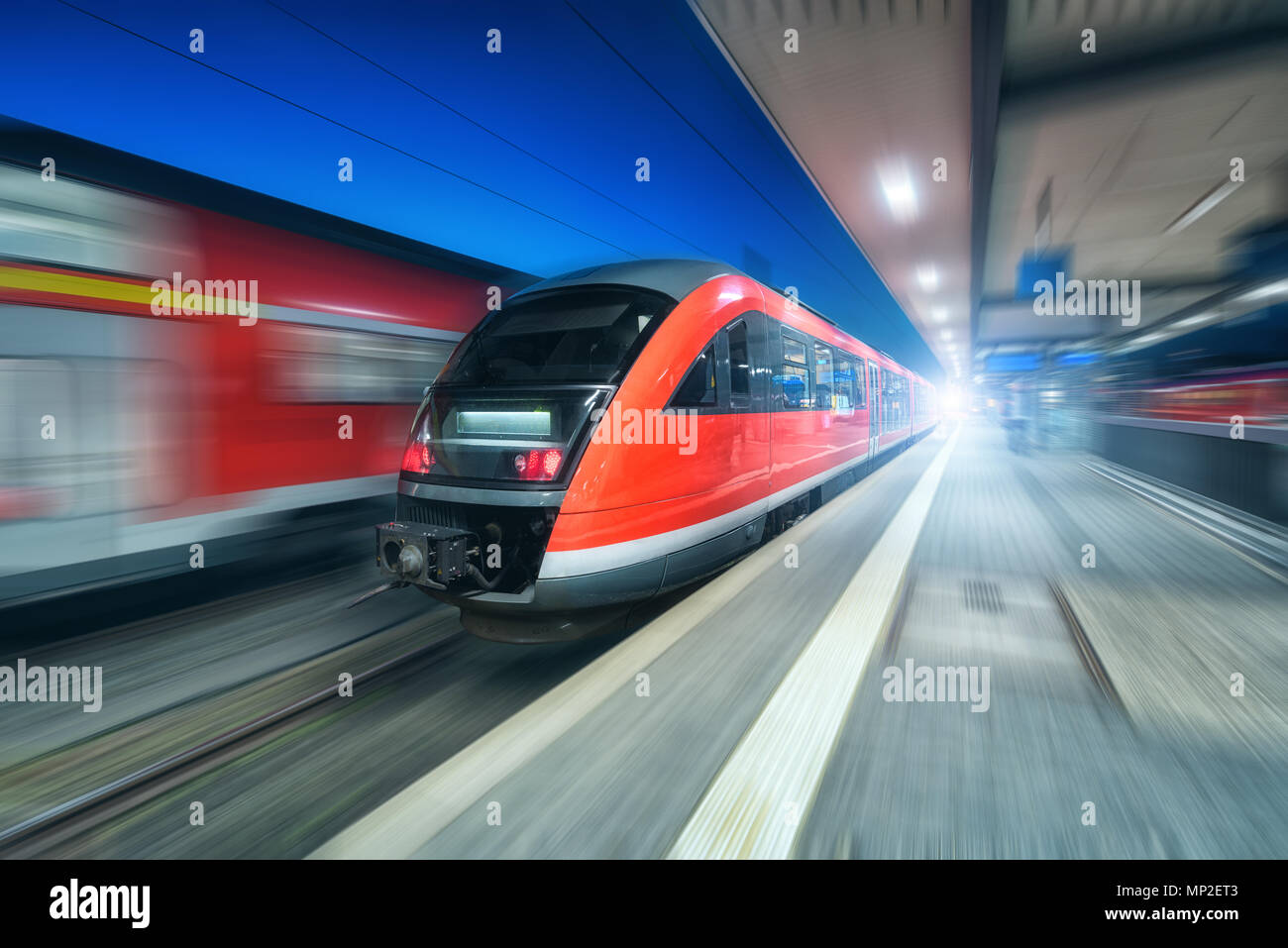 High speed Zug in Bewegung auf dem Bahnhof in der Nacht. Moderne ...