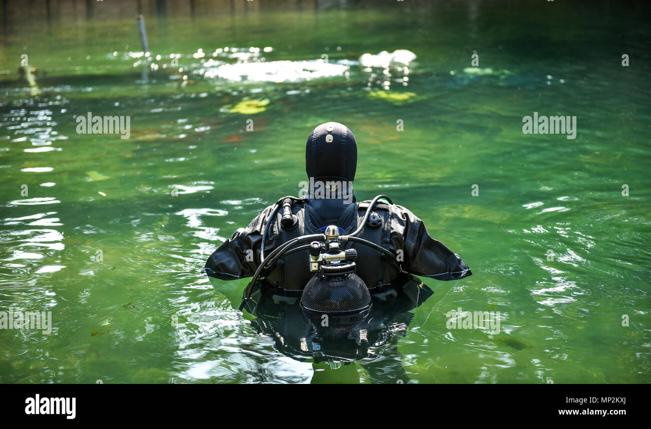 Scuba Diver Arbeitnehmer über Betrachtung Unterwasserarchäologie ...