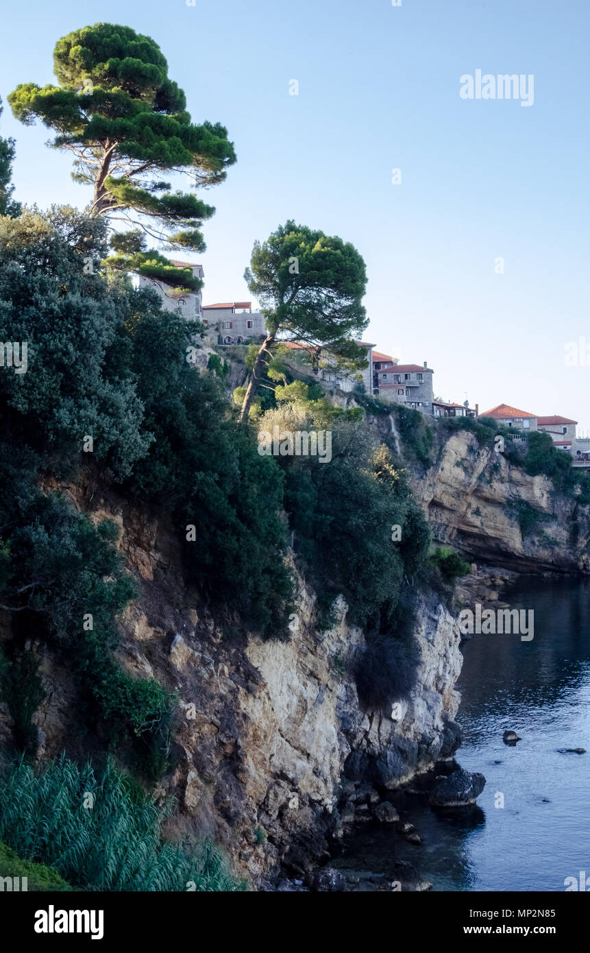 Stari Grad - Altstadt von Ulcinj, Montenegro. Grüne Küste der Adria ...