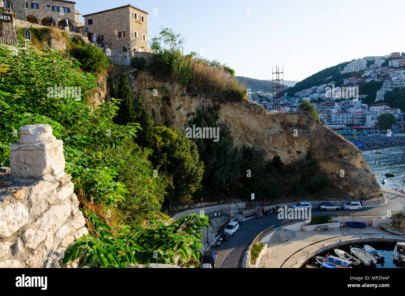 ULCINJ, MONTENEGRO - August 1, 2017: Die Mauer von Stari Grad ...