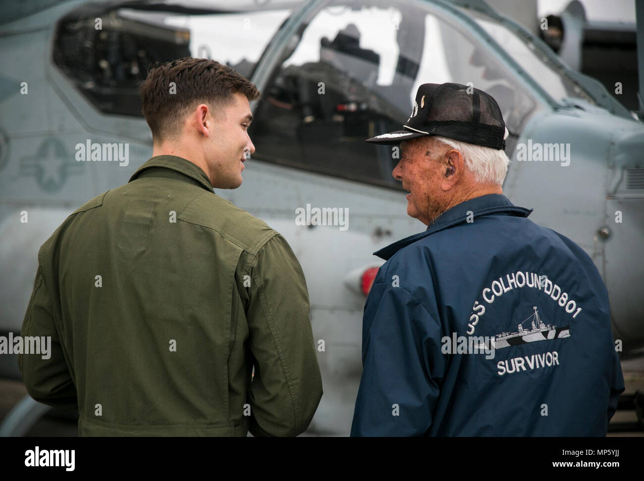 US Marine Kapitän Joe Hamlin gibt Donald Irwin, ein United States Navy ...