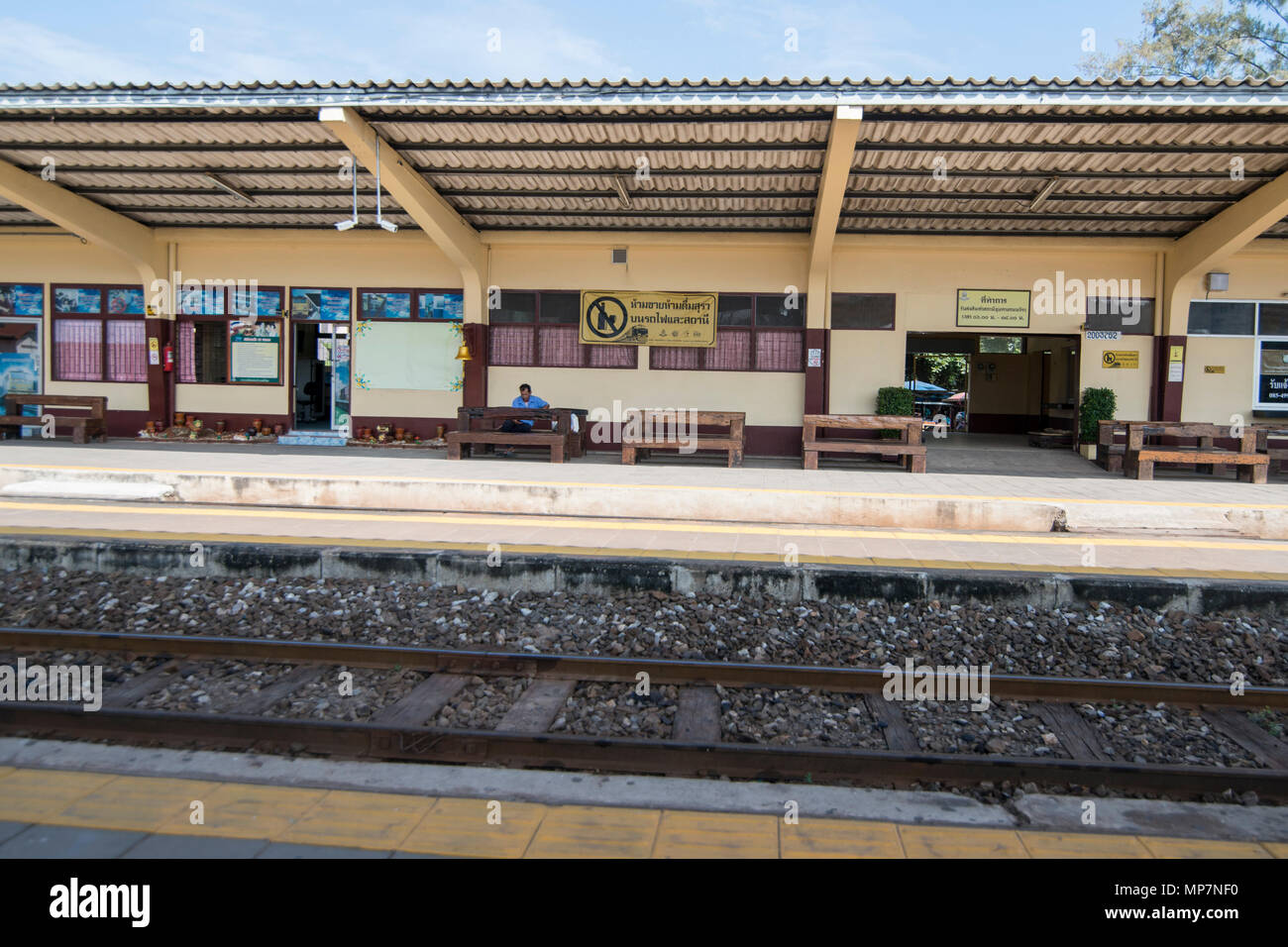 Ein Zug der Thai Royal Railway in der Stadt "Chora" auf der wayt der ...