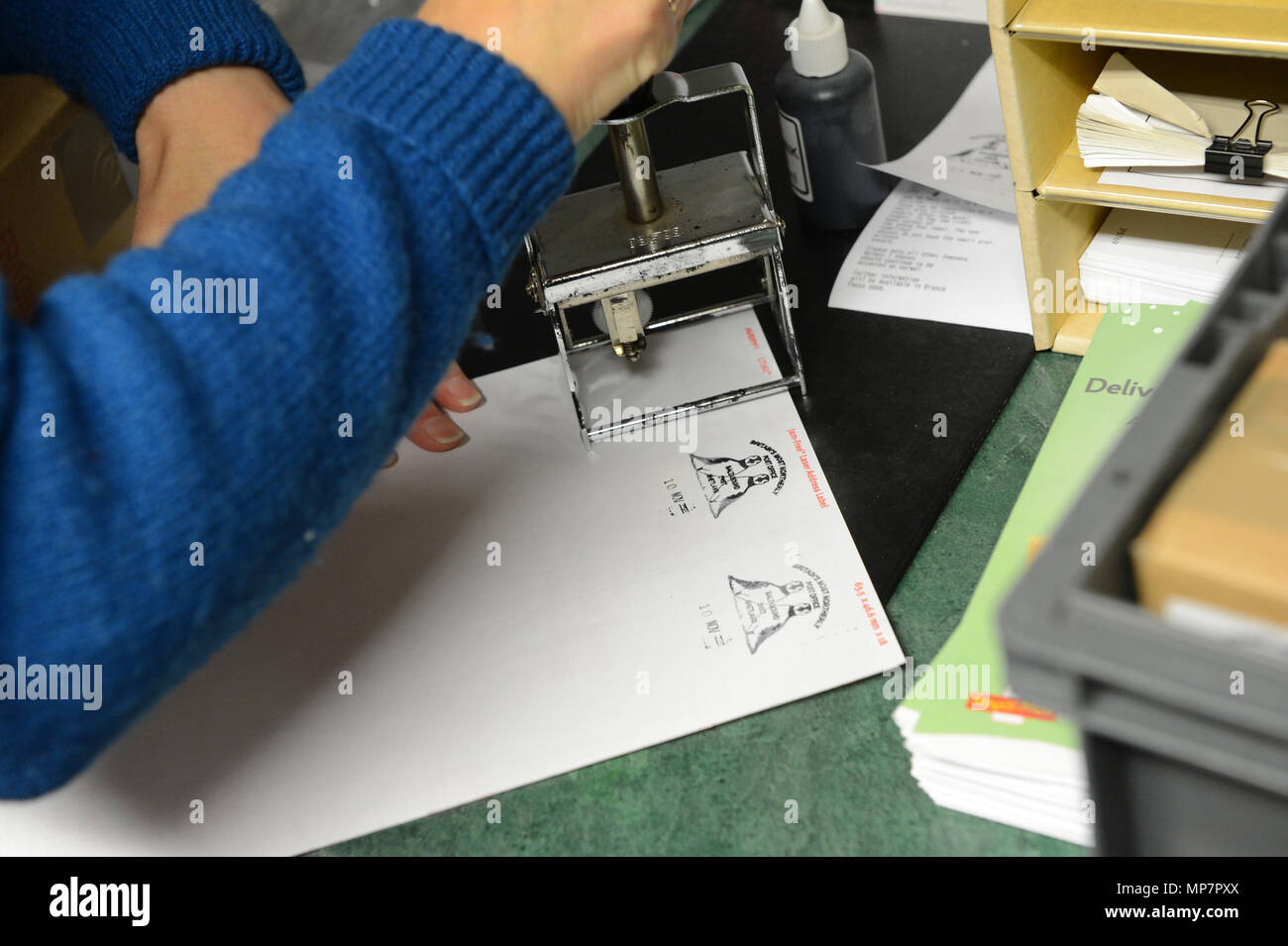 Sorting office post -Fotos und -Bildmaterial in hoher Auflösung - Seite ...