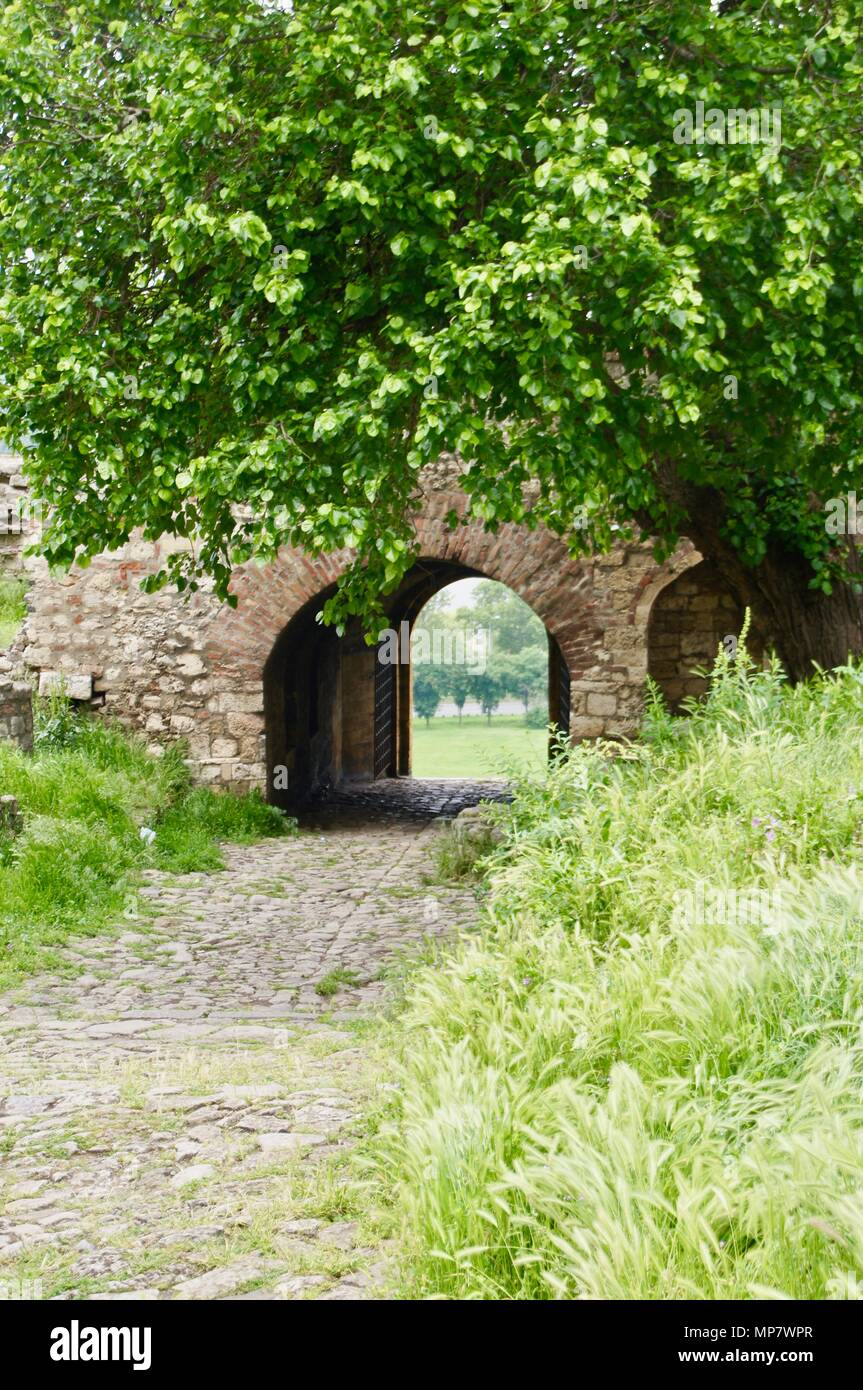 Torbogen ziegel naturstein -Fotos und -Bildmaterial in hoher Auflösung ...