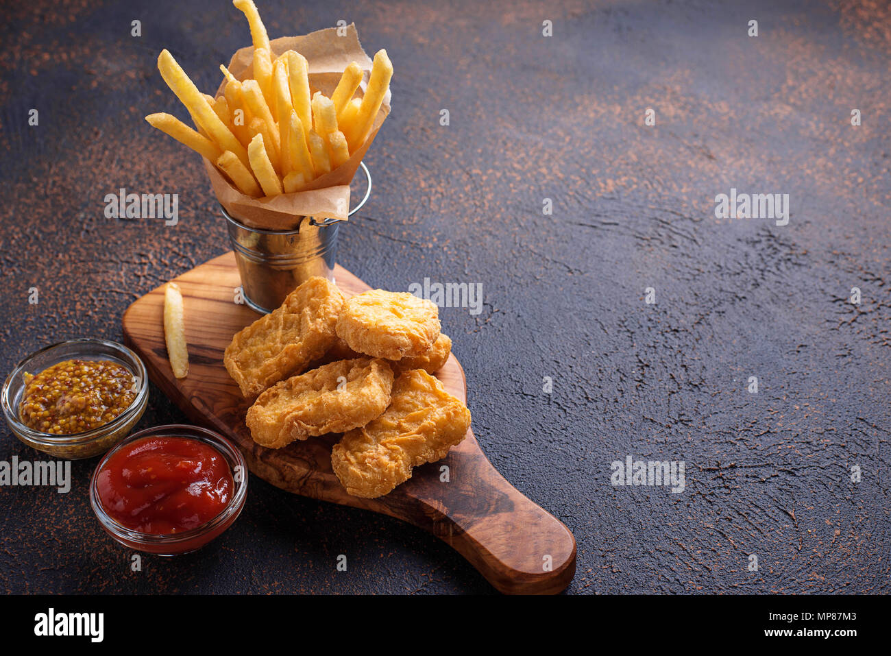 Pommes frites mit ketchup und senf -Fotos und -Bildmaterial in hoher ...