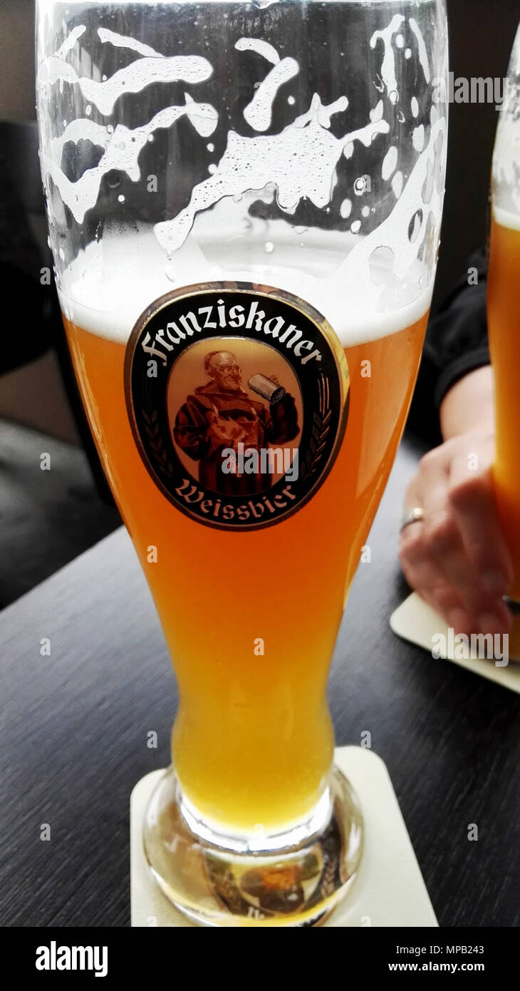 Halb voll -Fotos und -Bildmaterial in hoher Auflösung – Alamy