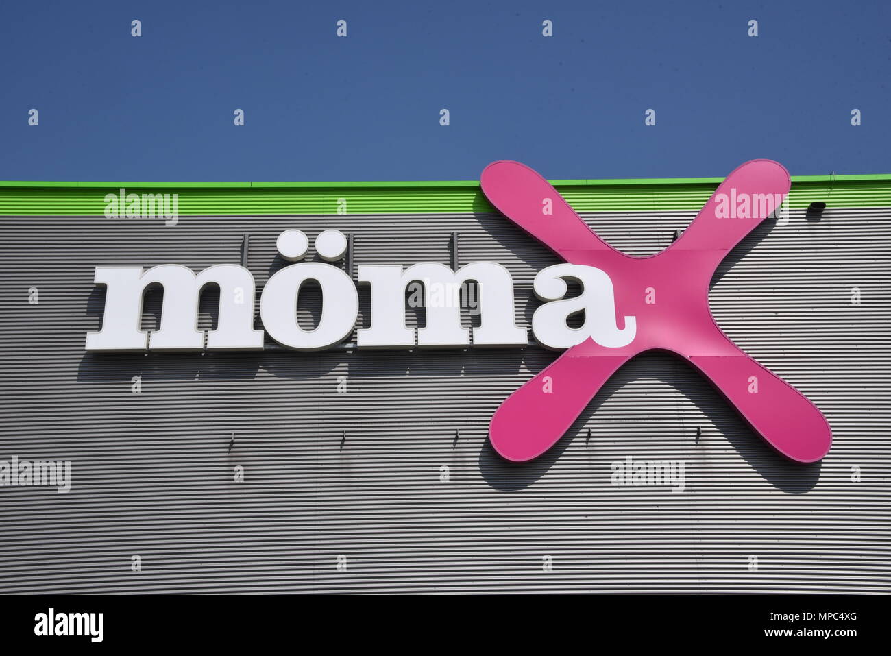 20. Mai 2018, Deutschland, Aachen: Das Logo der Möbelhaus Moemax, einem ...