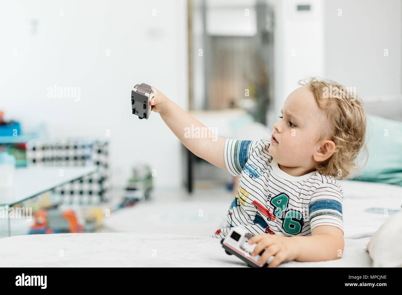 Junge allein zu hause -Fotos und -Bildmaterial in hoher Auflösung – Alamy