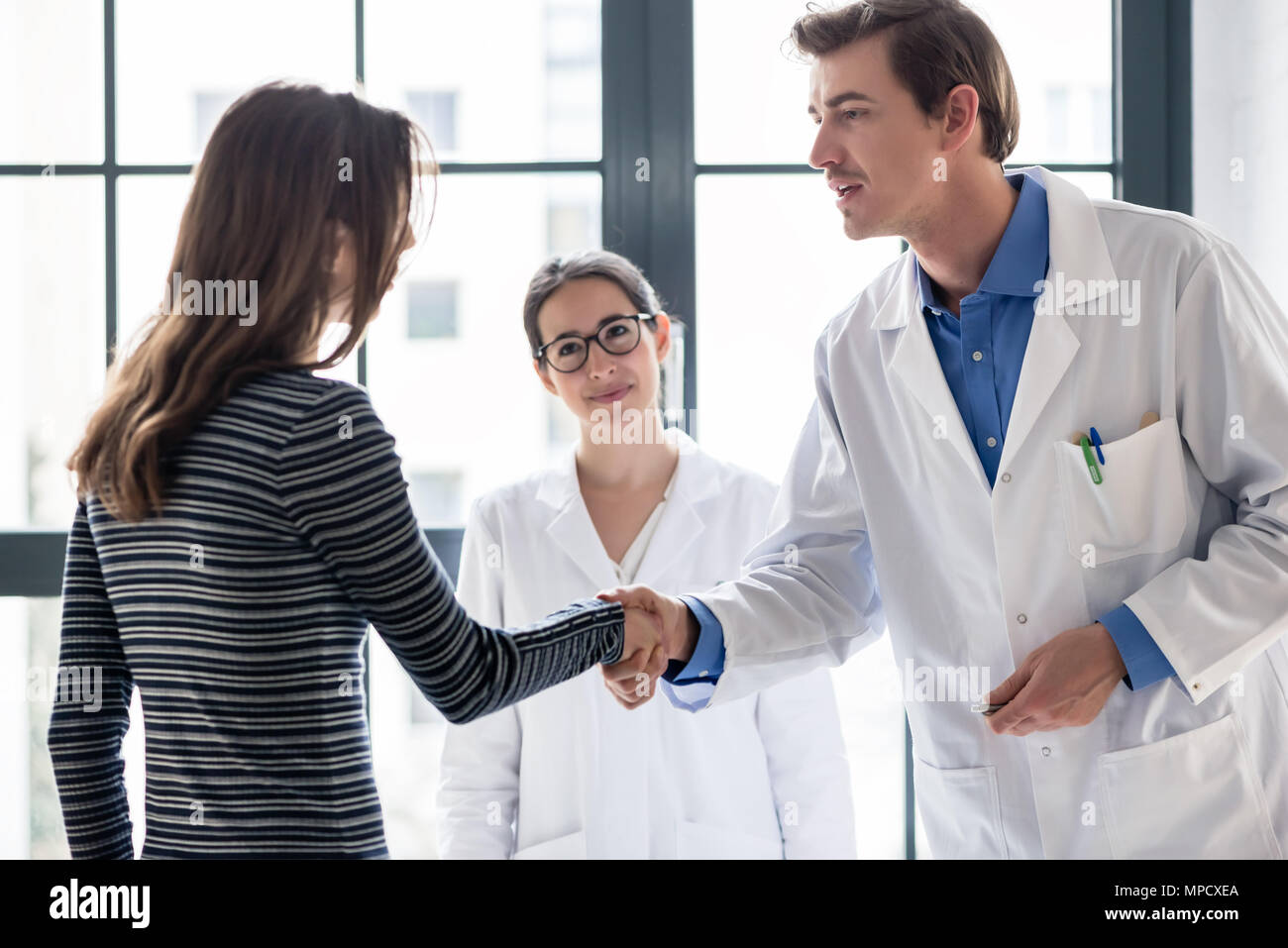 Vertrauen zwischen arzt und patient -Fotos und -Bildmaterial in hoher Auflösung – Alamy