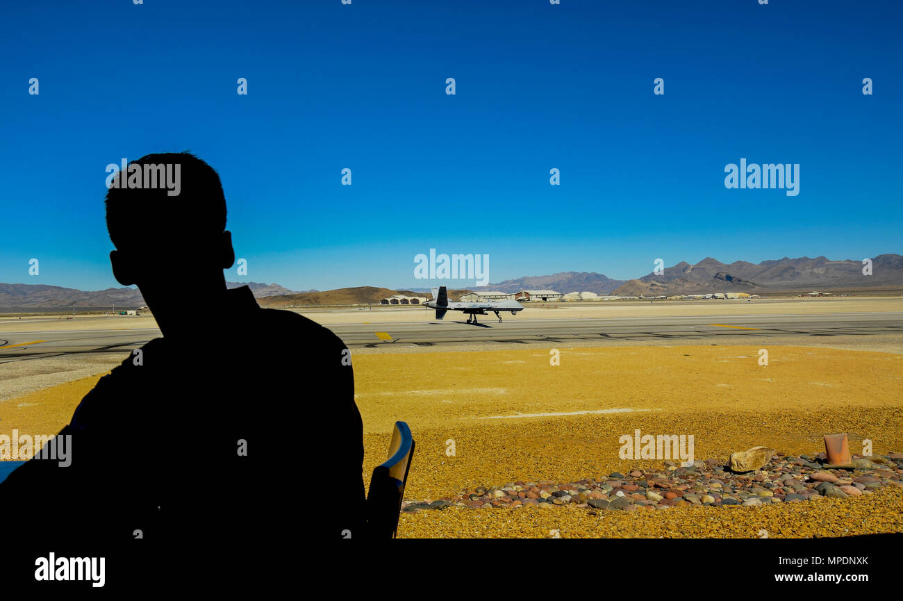 Einen Flieger auf den 11 Attack Squadron zugeordnet Uhren ein MQ-9 ...