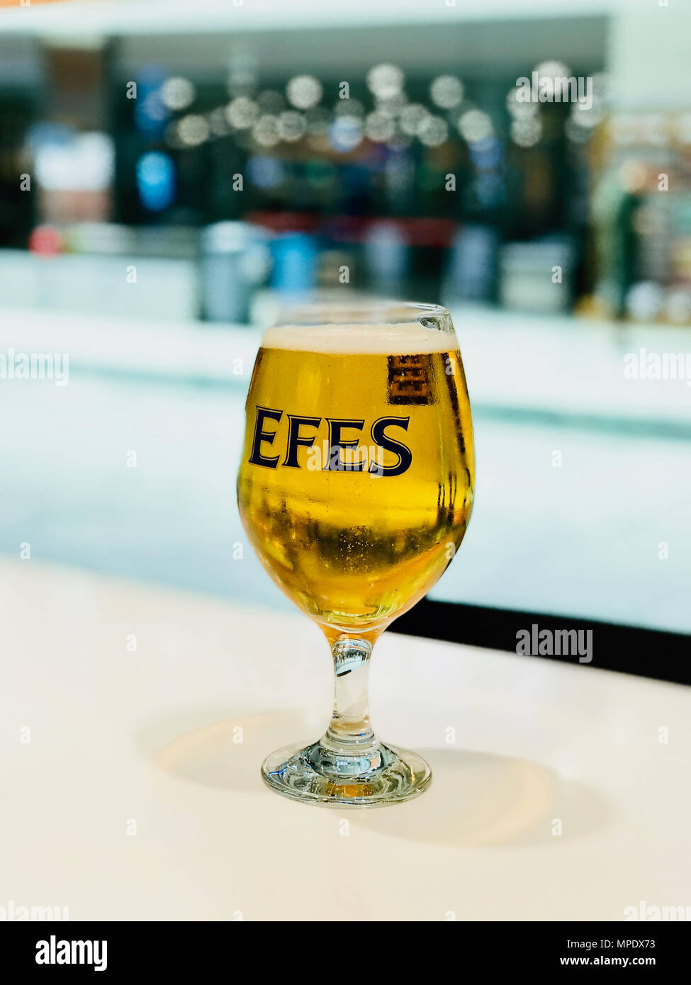 Efes pilsen türkisches bier -Fotos und -Bildmaterial in hoher Auflösung ...