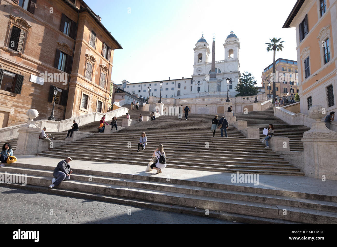 Rom Trinita de Monti, Touristen sitzen auf der Spanischen Treppe ...