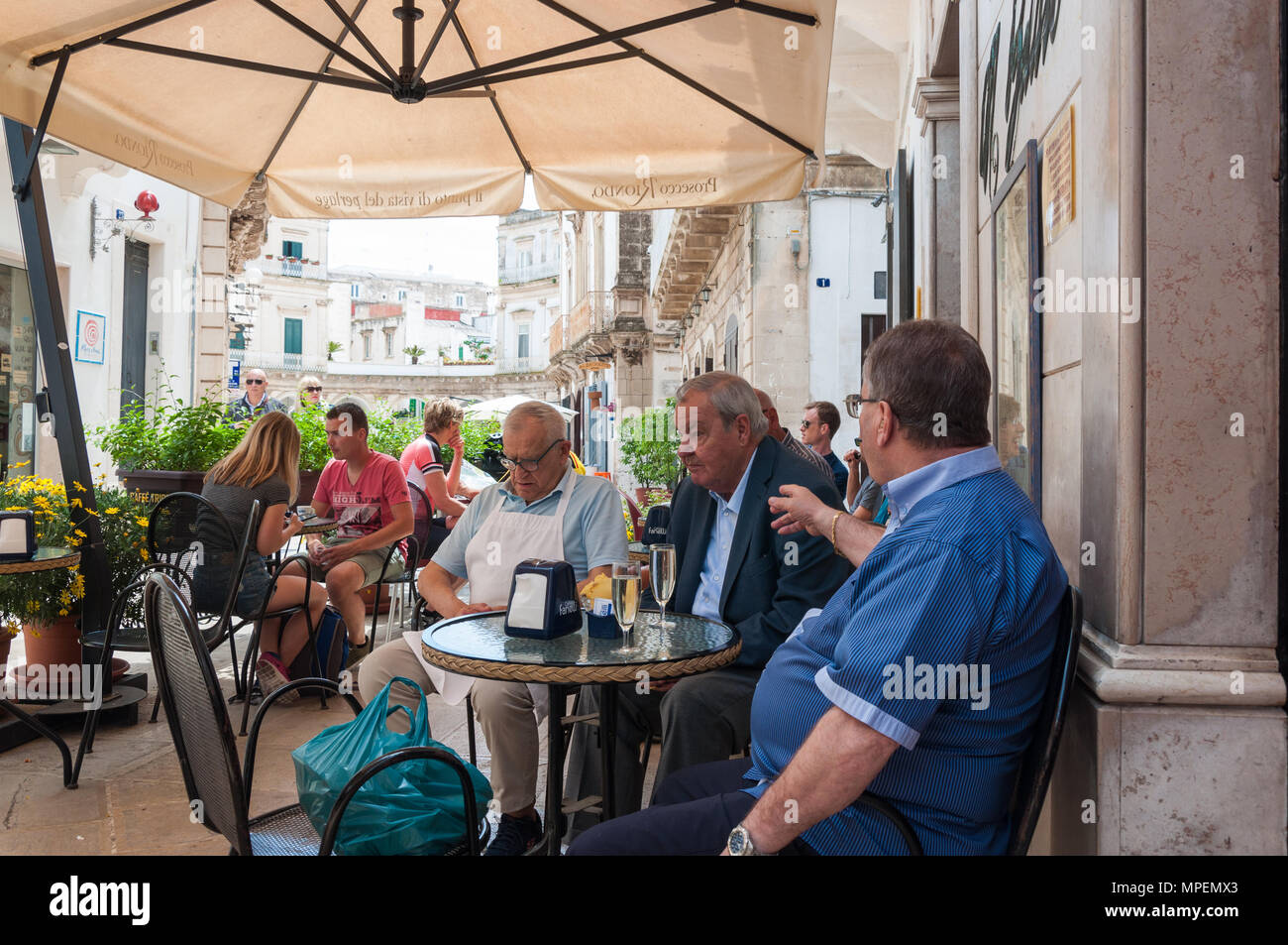 Vienna street drink -Fotos und -Bildmaterial in hoher Auflösung – Alamy