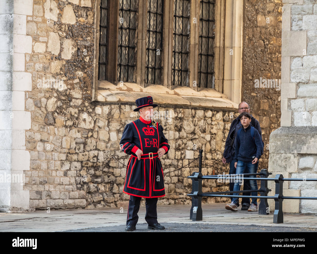 Beefeater tower of london -Fotos und -Bildmaterial in hoher Auflösung ...